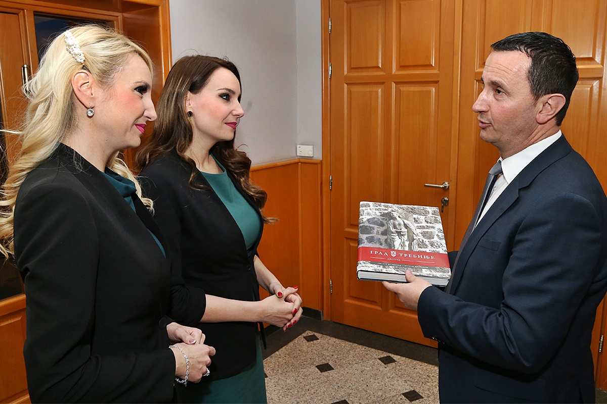 Сестре Гобовић: Позивамо Требињце да заједно прославимо Дан РС | Радио ...